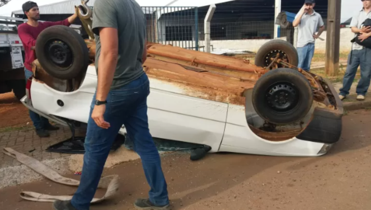 Carro que capotou sozinho: entenda como aconteceu - O Hoje