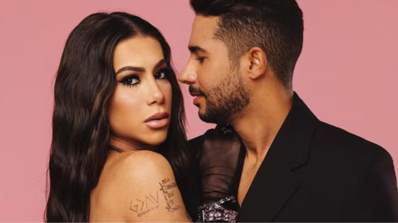 Influenciadora encontra ex com outro homem