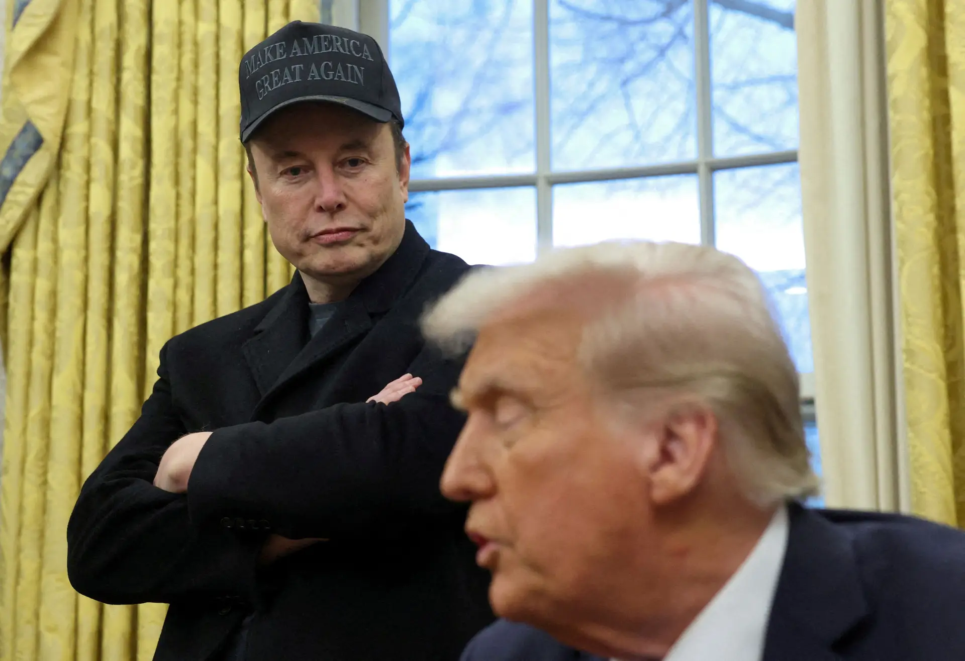 Trump aparece beijando os pés de Elon Musk em vídeo polêmico; veja - O Hoje