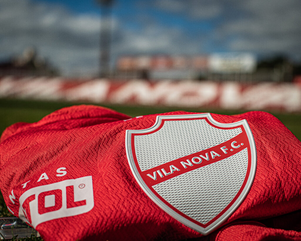 Eric Davis e Lucas Sena deixam o Vila Nova; mais saídas podem ocorrer na janela de meio de ...