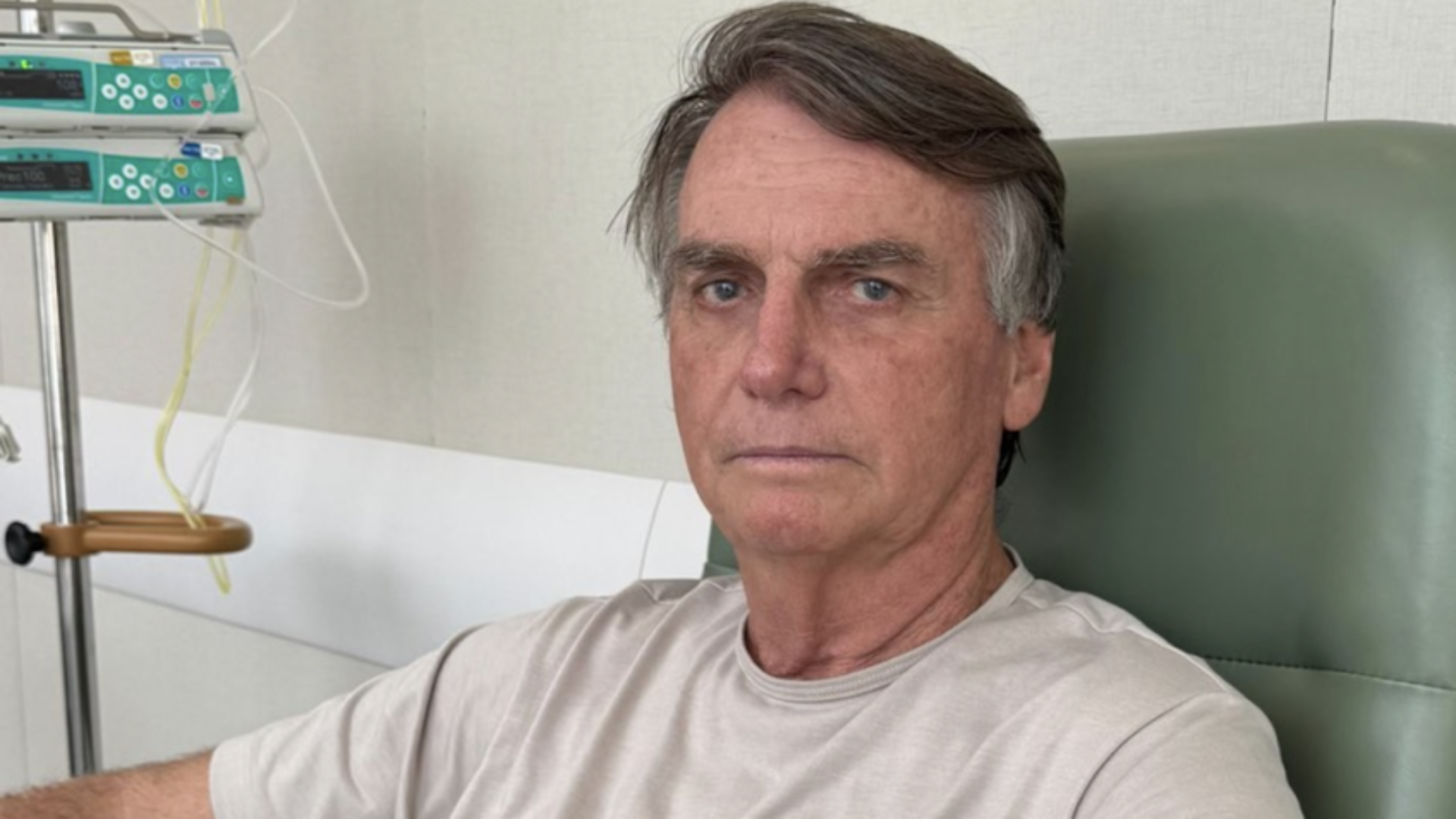 Após três semanas internado, Bolsonaro tem alta médica